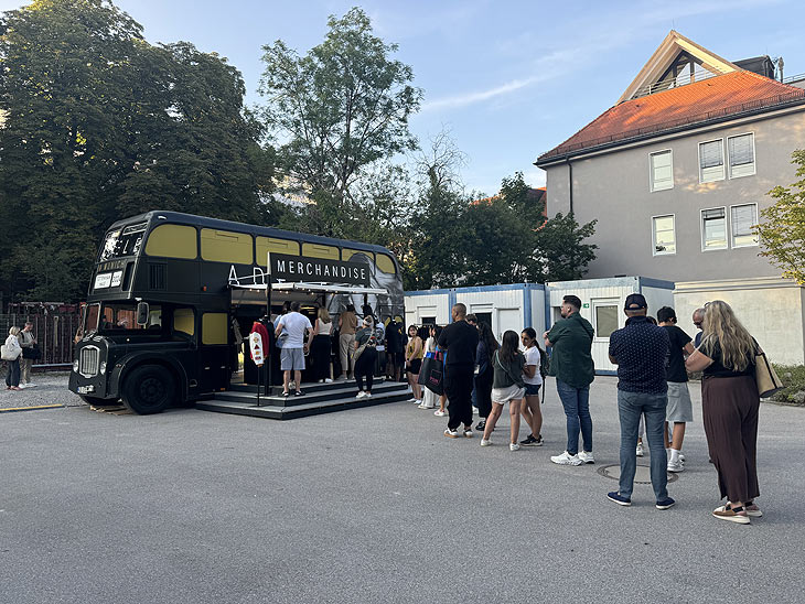 Adele Pop-Up Merch Bus vom 29.08.-31.08.2024 wieder auf dem Parkplatz ...