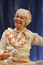 Eine Bank in der Sonne von Ron Clark in der Komödie im Bayerischen Hof ...