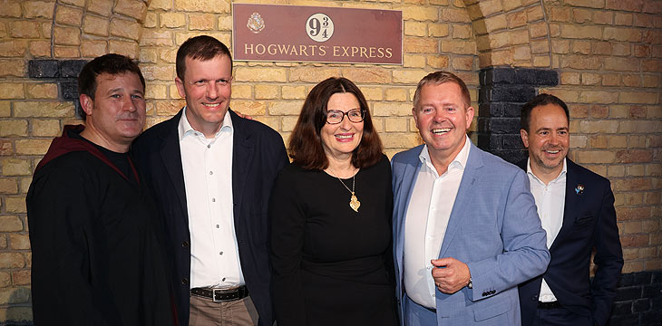 Für Zauberlehrlinge und Muggels: 300 Gäste beim exklusiven Pre-Opening ...