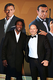 Bonds begehrter Bolide: Aston Martin präsentiert den „Film-Flitzer ...