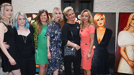 Vernissage-Charity-Event "Bin ich schön" in der Damenstiftstraße am 16. ...