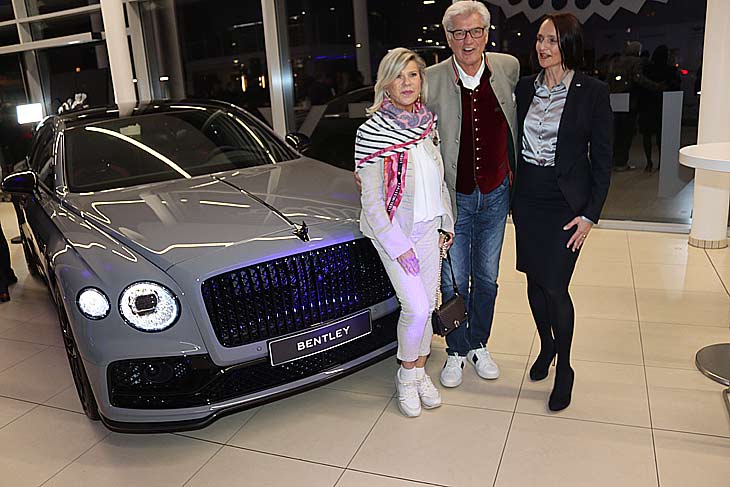 "Bentley meets Art" Party am 20.10.2022 bei Bentley München. Heißer ...