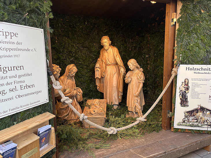Weihnachten in München Kripperlmarkt vor der Kirche St. Peter zwischen ...