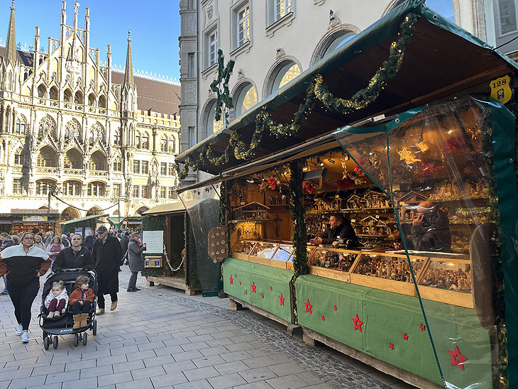 Weihnachten in München Kripperlmarkt vor der Kirche St. Peter zwischen ...