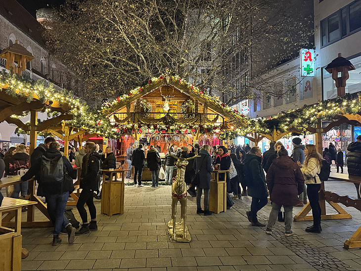 „Zum Münchner Kindl“ auf dem Münchner Christkindlmarkt in der Neuhauser ...