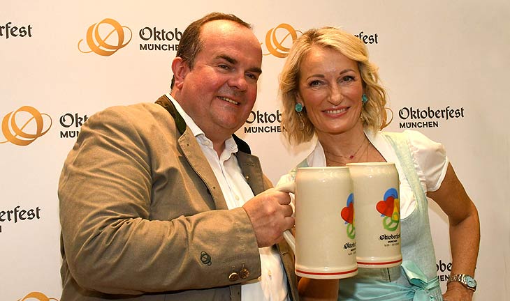 Offizieller Oktoberfest Maßkrug 2023 - präsentiert von Kabarettistin ...