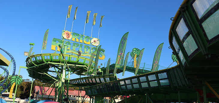 "Rio Rapidos" Raftingbahn mit sich drehenden Booten auf dem Oktoberfest ...