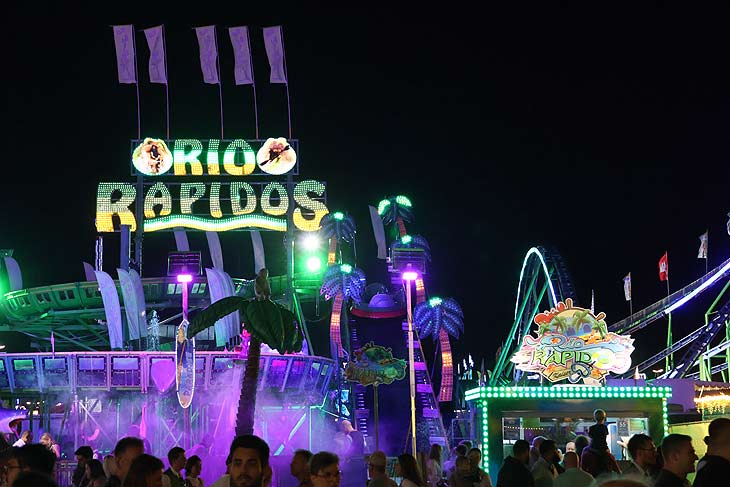 "Rio Rapidos" Raftingbahn mit sich drehenden Booten auf dem Oktoberfest ...