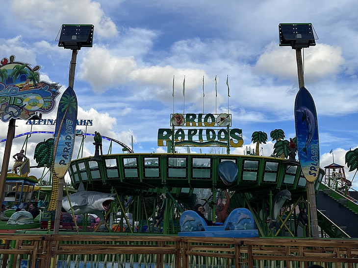 "Rio Rapidos" Raftingbahn mit sich drehenden Booten auf dem Oktoberfest ...