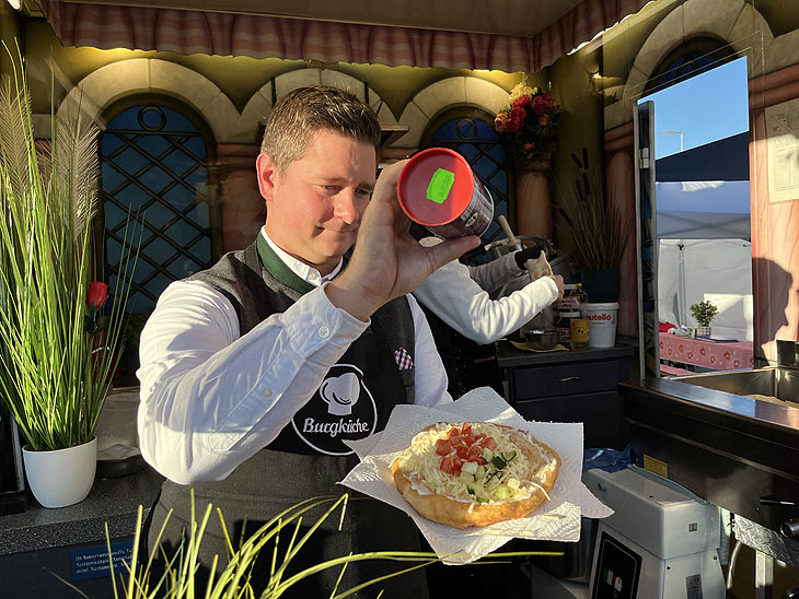 Burgküche - Wies'n Fladen nach Langos-Art auf dem Oktoberfest 2023 ...