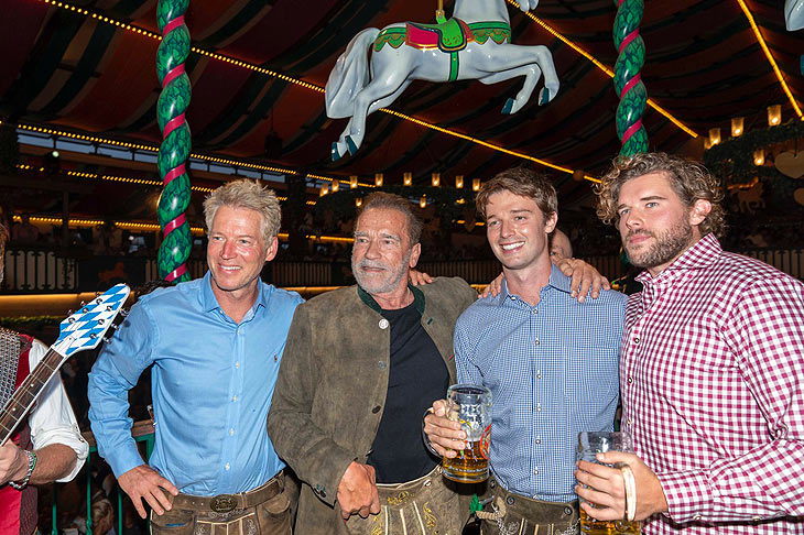 Marstall Festzelt Oktoberfest 2022 - Arnold gibt den Wiesn-Takt an